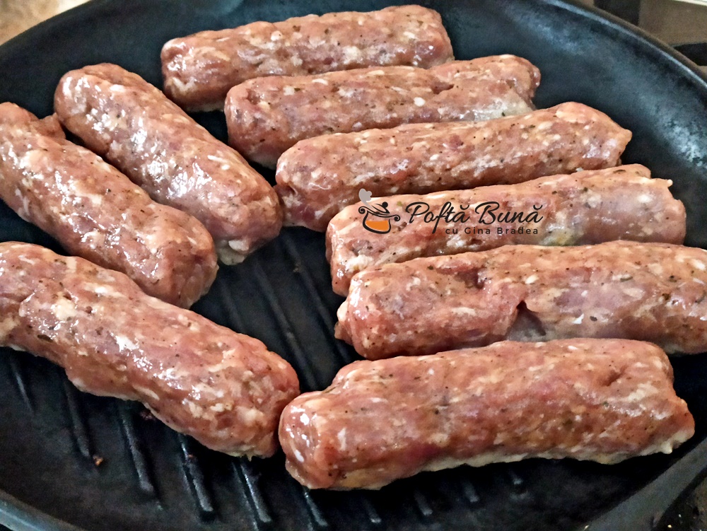 Mici de casa reteta de mititei pufosi pasta de mici - Gina Bradea