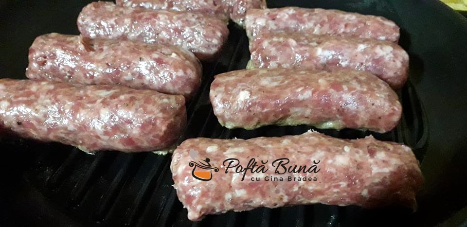 Mici de casa reteta de mititei pufosi pasta de mici - Gina Bradea