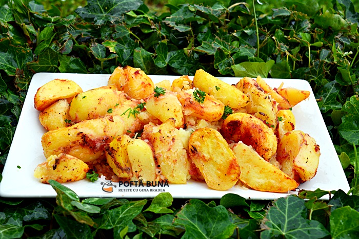 Cartofi la cuptor cu rosii si usturoi reteta de post - Gina Bradea