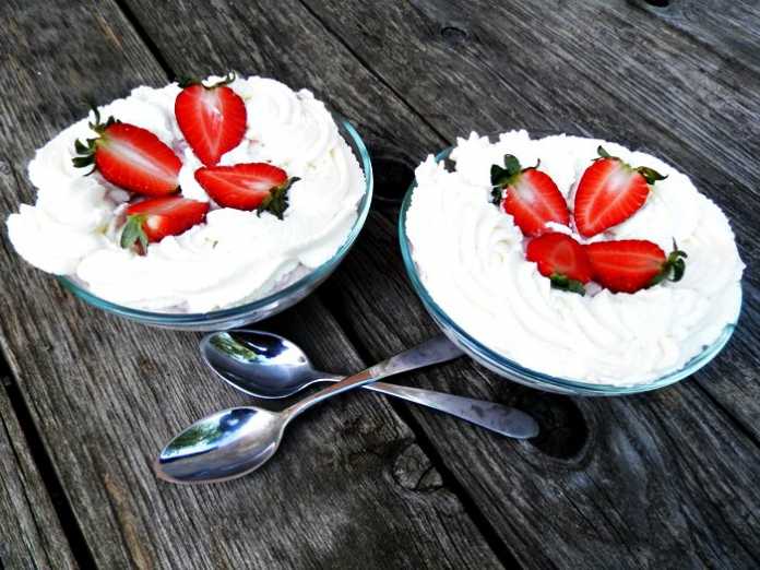 Spuma de capsuni cu frisca - Gina Bradea