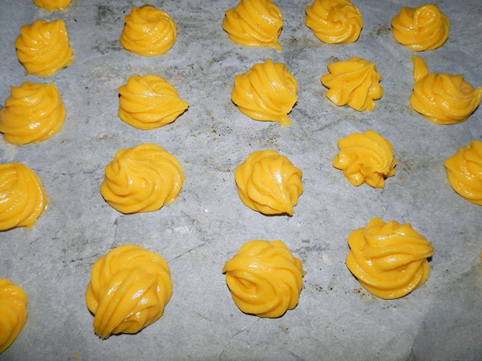 Profiterol cu inghetata, frisca si ciocolata - Gina Bradea