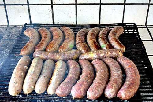 Carnati din carne de porc, vita sau amestec - Gina Bradea