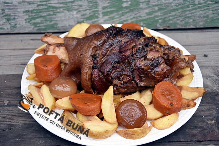 Ciolan de porc cu bere si legume la slowcooker