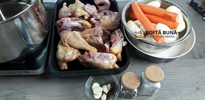 Rasol din carne de pasare cu mamaliga si mujdei, reteta traditionala