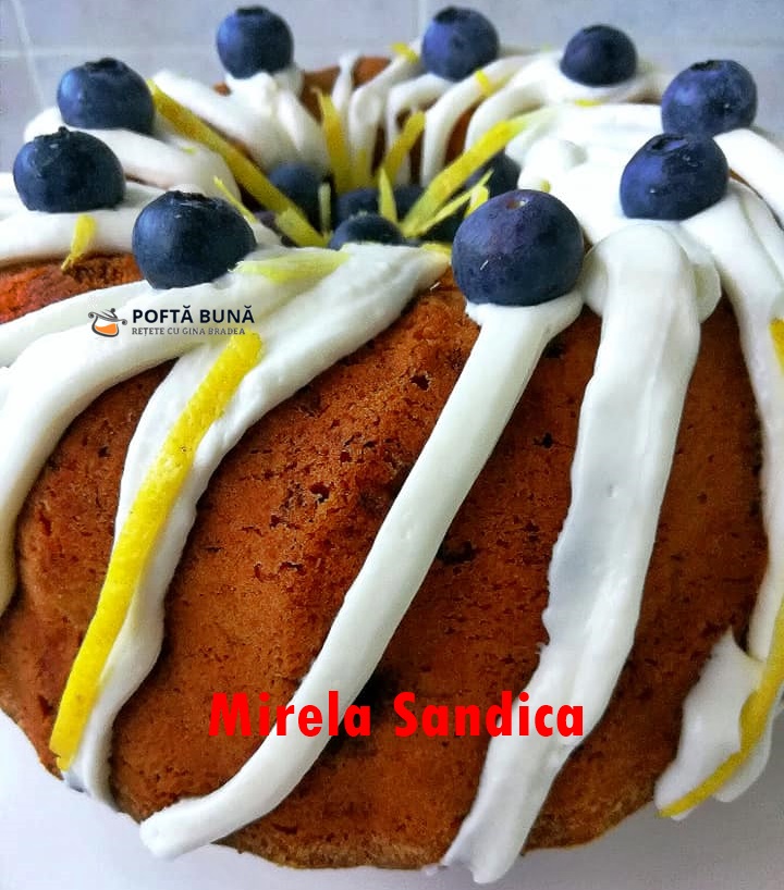 Chec guguluf cu dovlecei si afine, cu crema de branza si lamaie ...