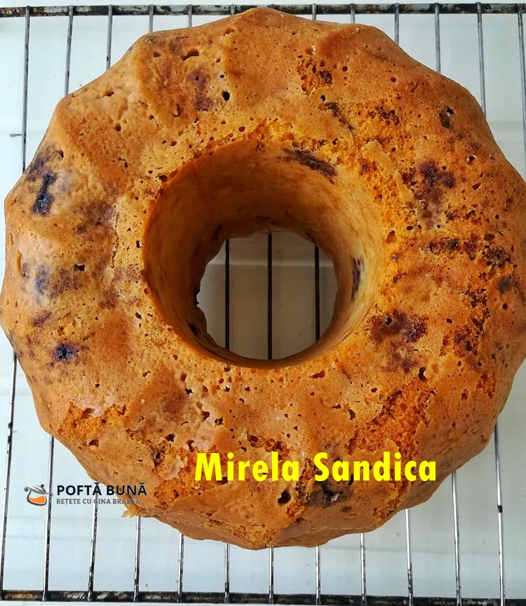 Chec guguluf cu dovlecei si afine, cu crema de branza si lamaie ...