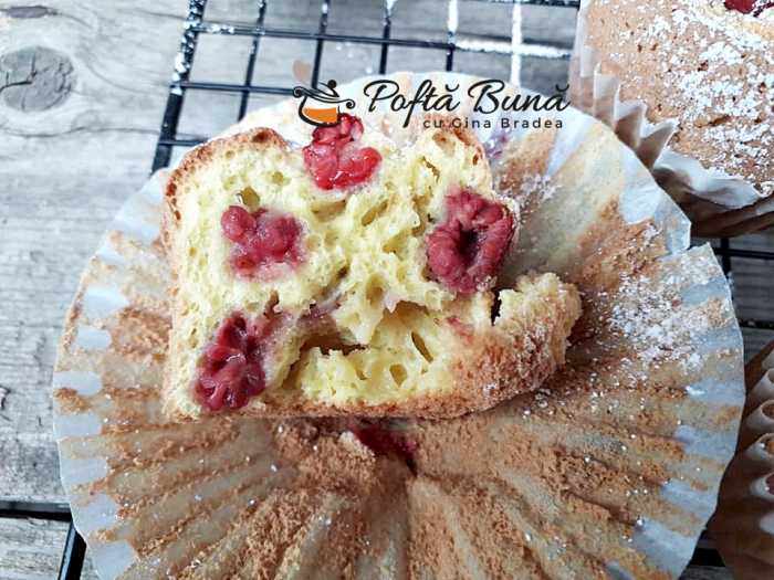 Briose pufoase (muffins) cu fructe: zmeura, piersici, caise