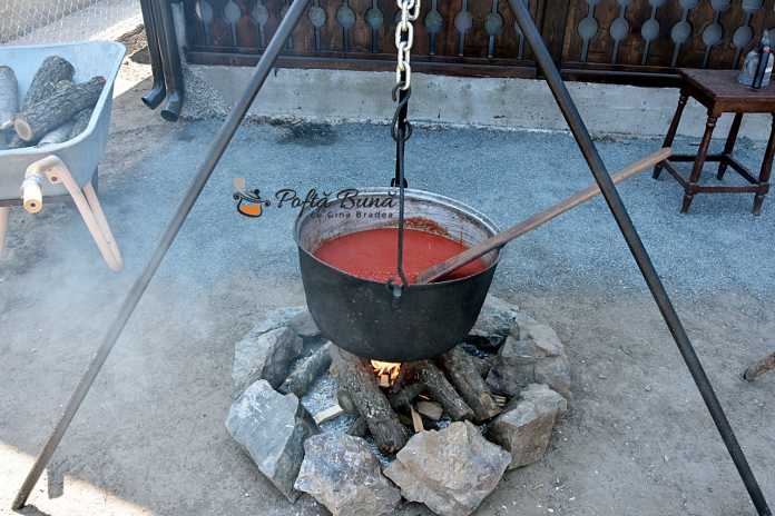 Bulion de rosii reteta italiana de passata di pomodoro - Gina Bradea