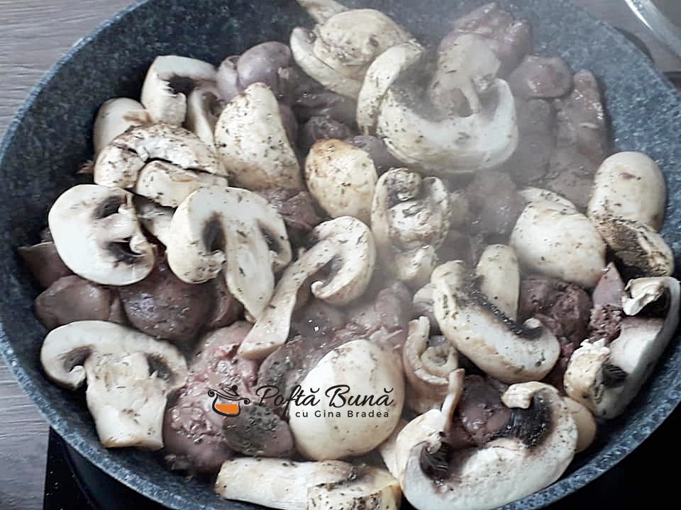 Ficatei de pui cu rosii, ciuperci, vin si usturoi, la tigaie