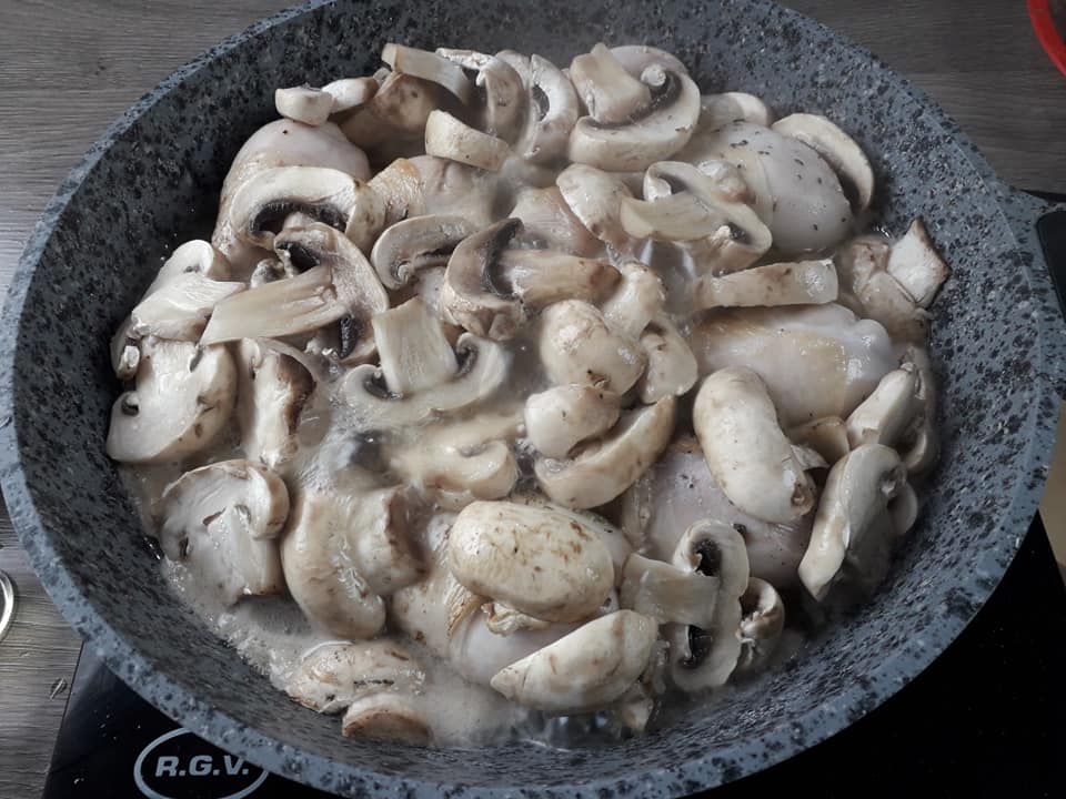 Pui cu rosii, ciuperci si usturoi la tigaie - Gina Bradea