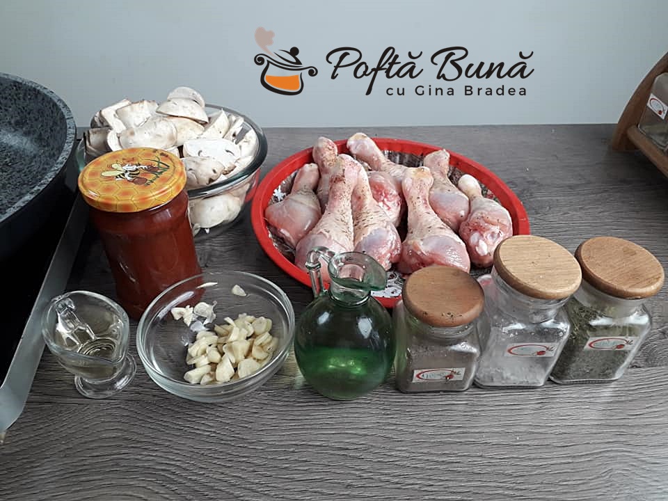 Pui cu rosii, ciuperci si usturoi la tigaie - Gina Bradea
