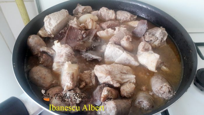 Tochitura de porc, reteta traditionala moldoveneasca din carne si organe