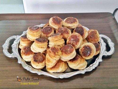 Pogacele cu jumari si untura, reteta veche de foietaje fragede
