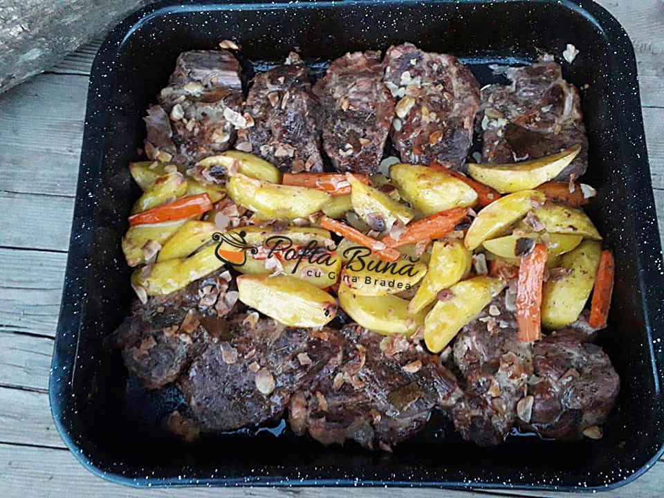 Ceafa de porc la cuptor cu legume - Rețete cu Gina Bradea