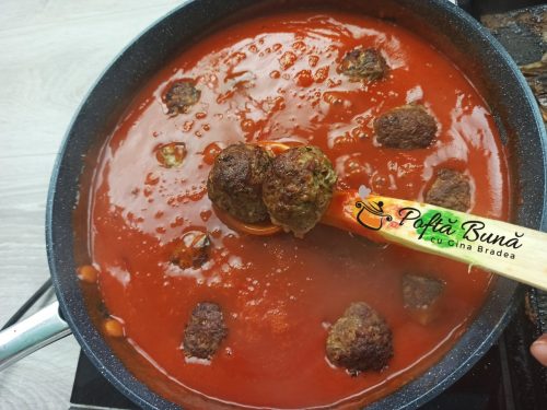 Chiftele marinate cu sos de rosii si piure de cartofi - Gina Bradea