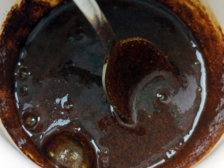 Cafea Dalgona - reteta de cafe frappe, spuma de ness cu lapte - Gina Bradea