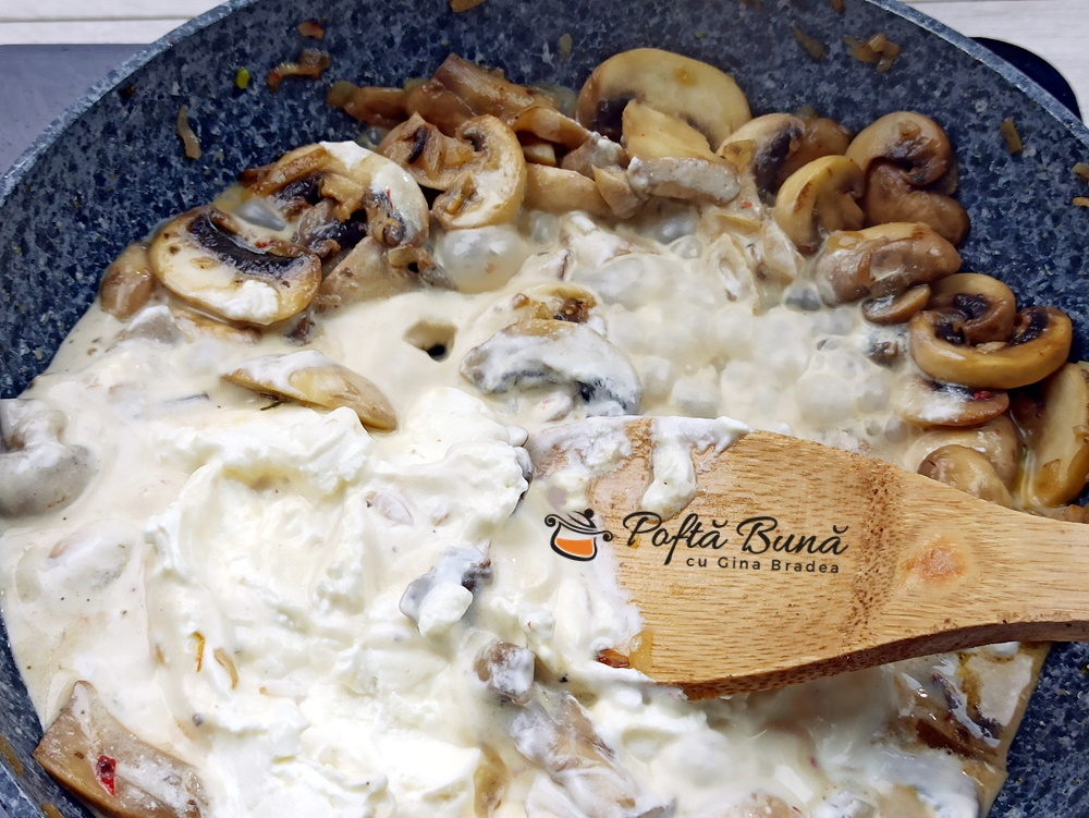 Paste cu sos alb, ciuperci si smantana - Gina Bradea