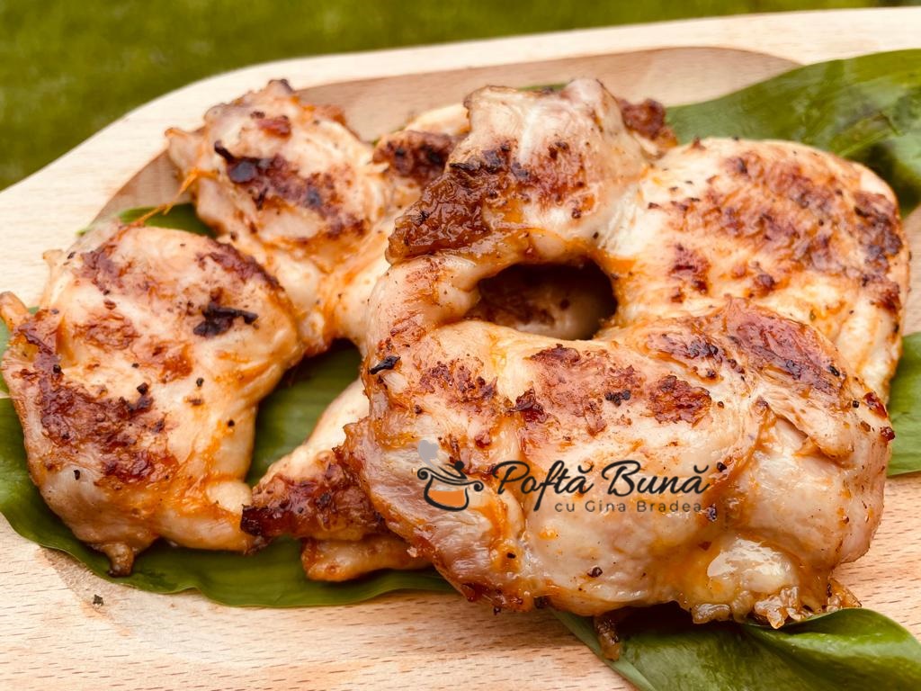 Gratar delicios cu ceafa, scarita, mici, carnati, pulpe dezosate