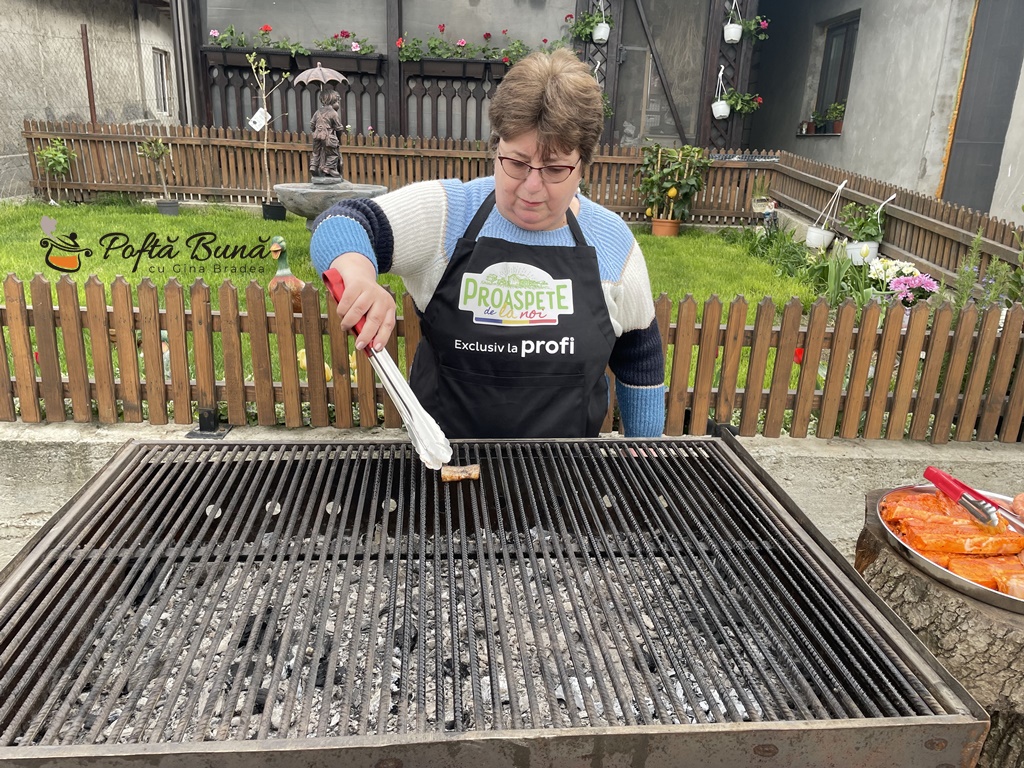 Gratar delicios cu ceafa, scarita, mici, carnati, pulpe dezosate