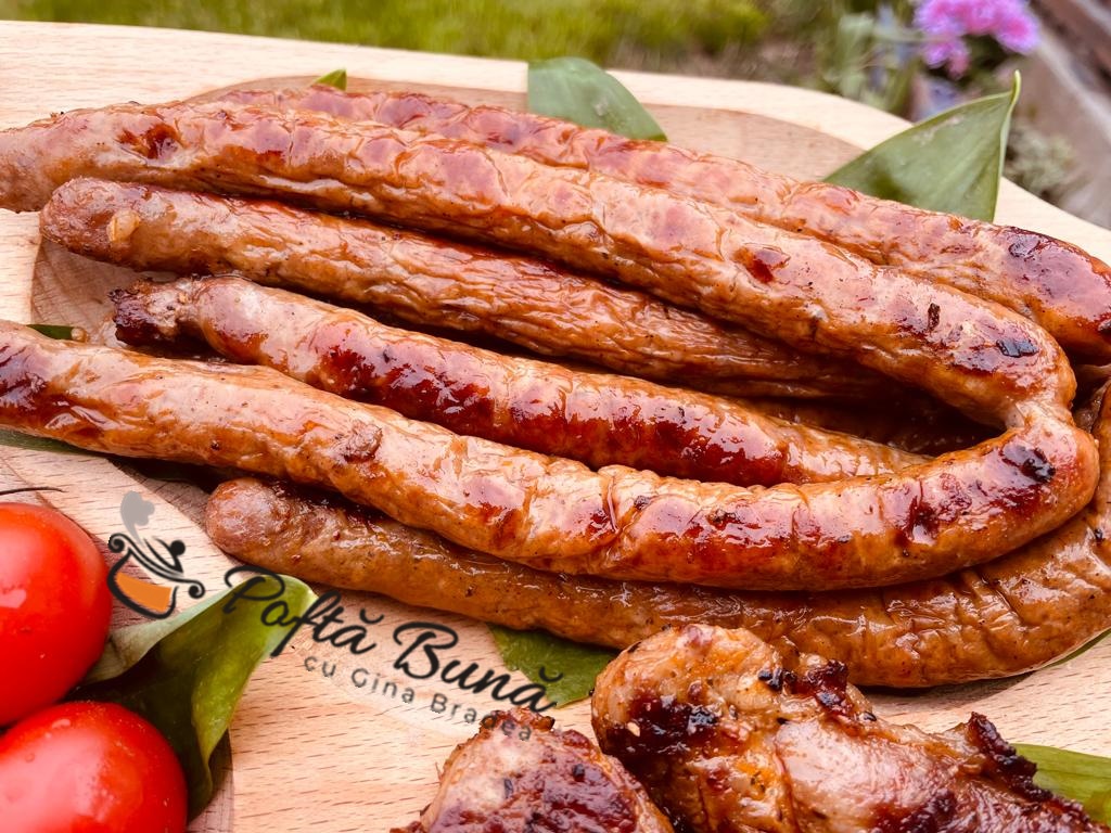 Gratar delicios cu ceafa, scarita, mici, carnati, pulpe dezosate