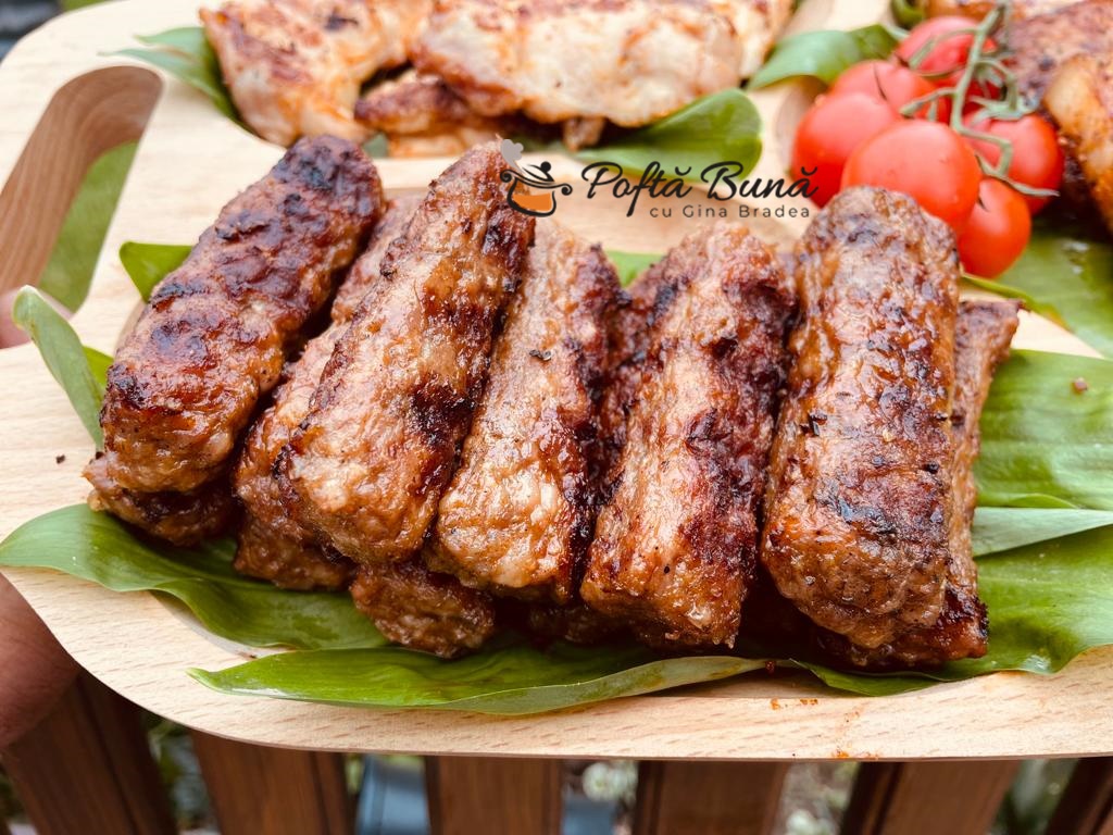 Gratar delicios cu ceafa, scarita, mici, carnati, pulpe dezosate