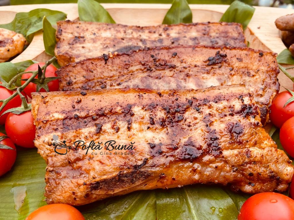 Gratar delicios cu ceafa, scarita, mici, carnati, pulpe dezosate