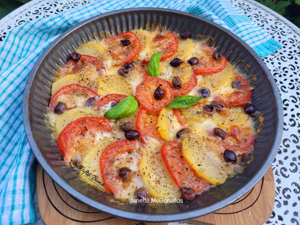 Caprese cu cartofi, rosii si mozzarella la cuptor - Gina Bradea