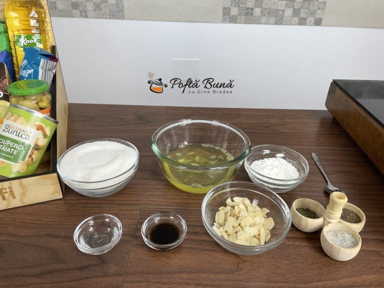 Rulada Pavlova cu bezea, fructe si mascarpone - Gina Bradea