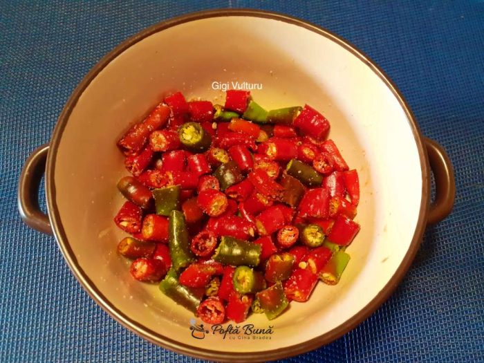 Ardei iuti in ulei reteta simpla - Retete cu Gina Bradea
