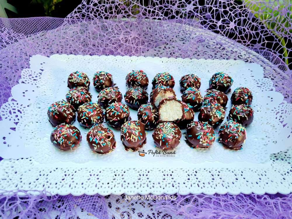 Bomboane cu ricotta si fulgi de cocos - Gina Bradea