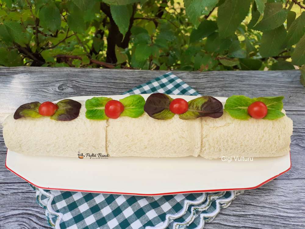 Rulada aperitiv cu crema de branza, ton si paine - Gina Bradea