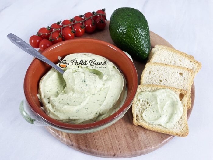Crema de branza cu avocado, patrunjel si usturoi - Gina Bradea