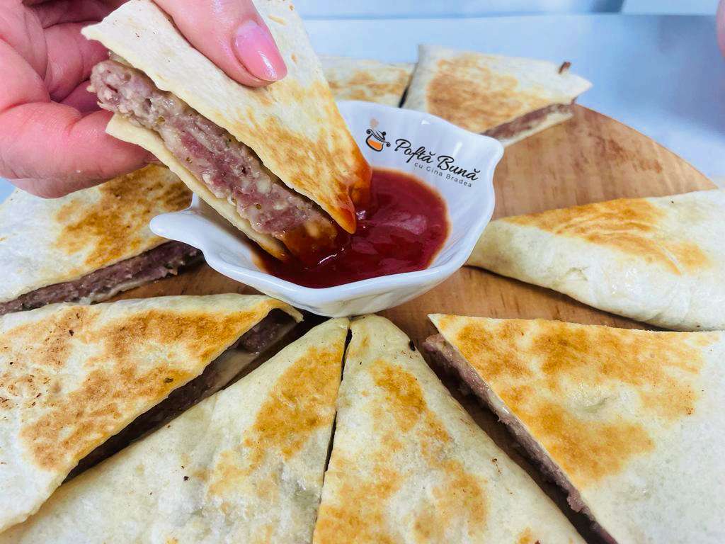 Lipii umplute cu carne tocata si mozzarella - Gina Bradea