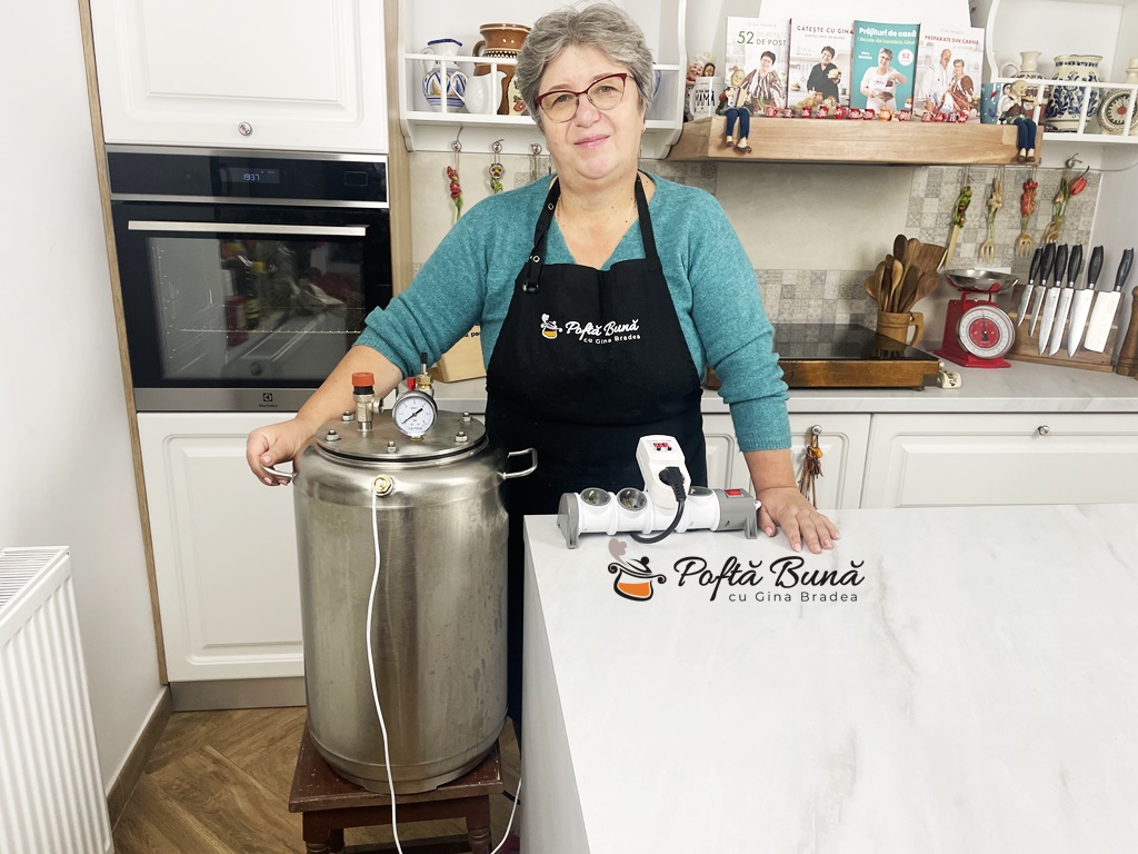 Carne de pui la borcan in suc propriu - Retete cu Gina Bradea