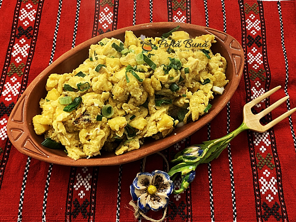 Omleta taraneasca reteta cu mamaliga, sunca si ceapa verde - Retete cu ...