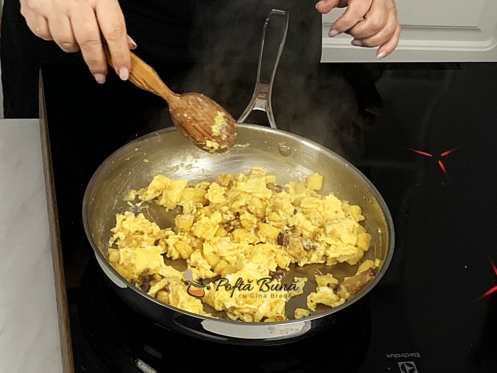 Omleta taraneasca reteta cu mamaliga, sunca si ceapa verde - Retete cu ...