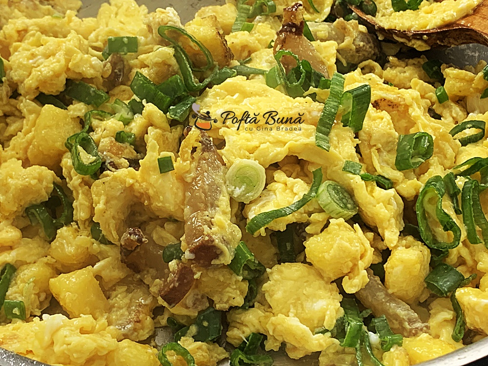 Omleta taraneasca reteta cu mamaliga, sunca si ceapa verde - Retete cu ...