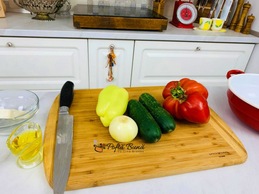 Salata de rosii cu castraveti si branza - Retete cu Gina Bradea