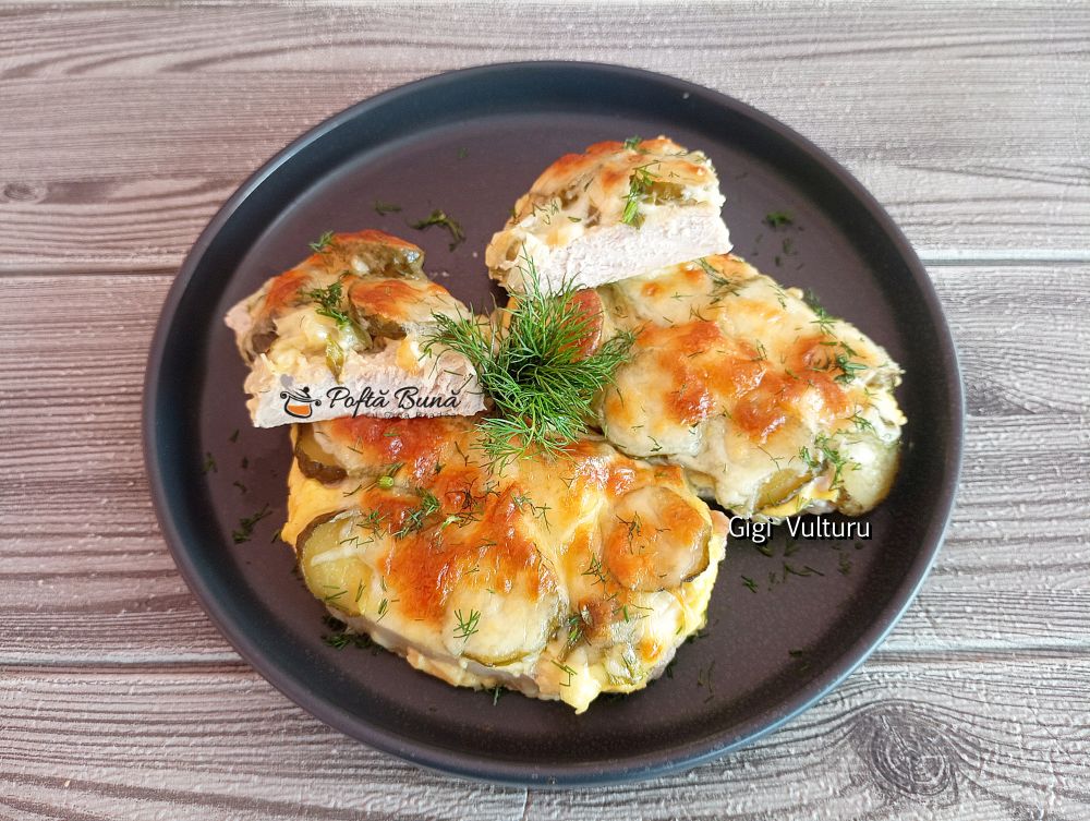 Cotlet de porc cu mozzarella, ceapa si castraveti murati - Retete cu ...